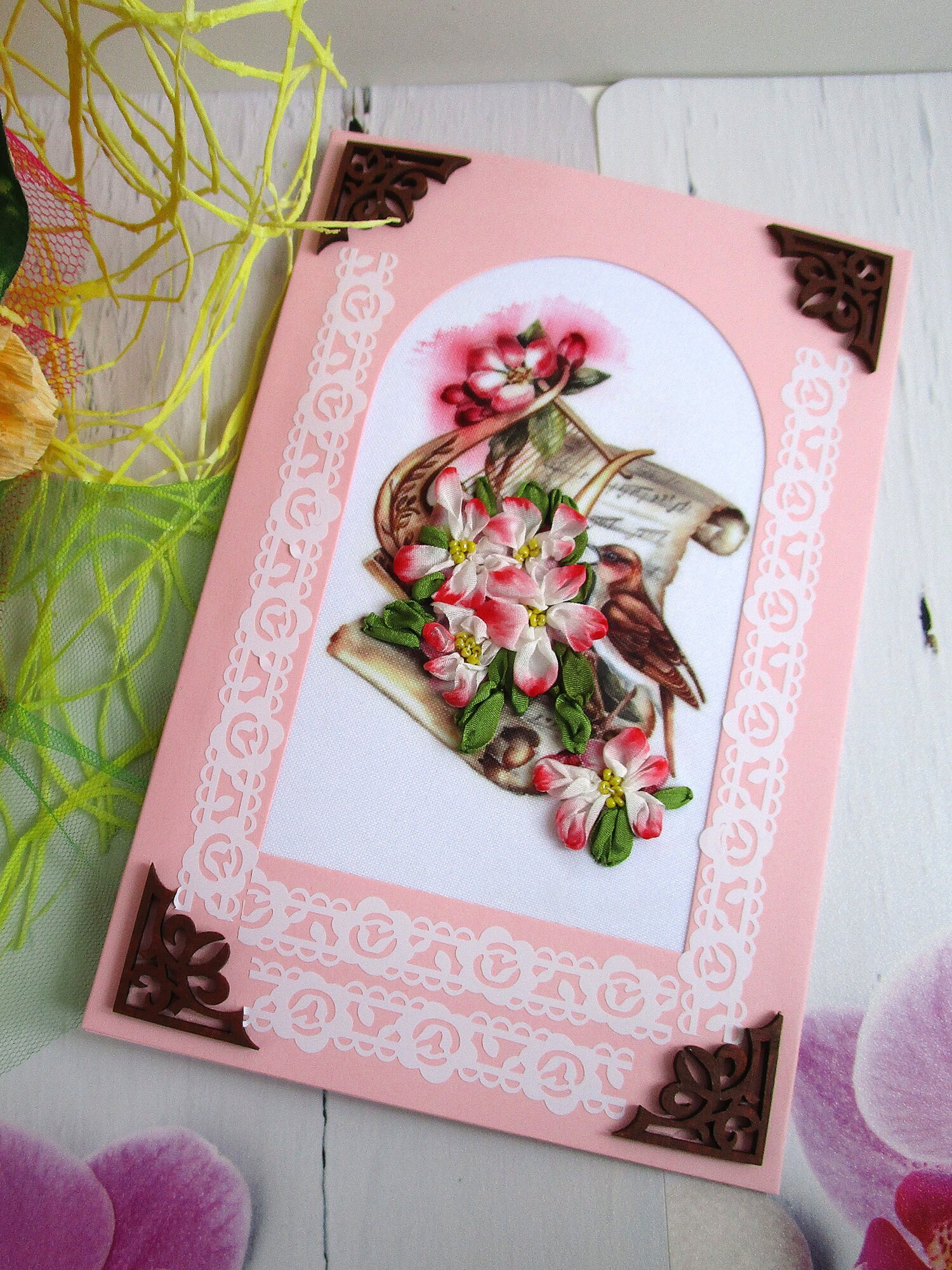 Открытка двойная поздравительная ручной работы с вышивкой лентами Птица