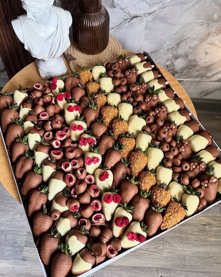 Порционный десерт, ассорти ягод и фруктов, в бельгийском шоколаде