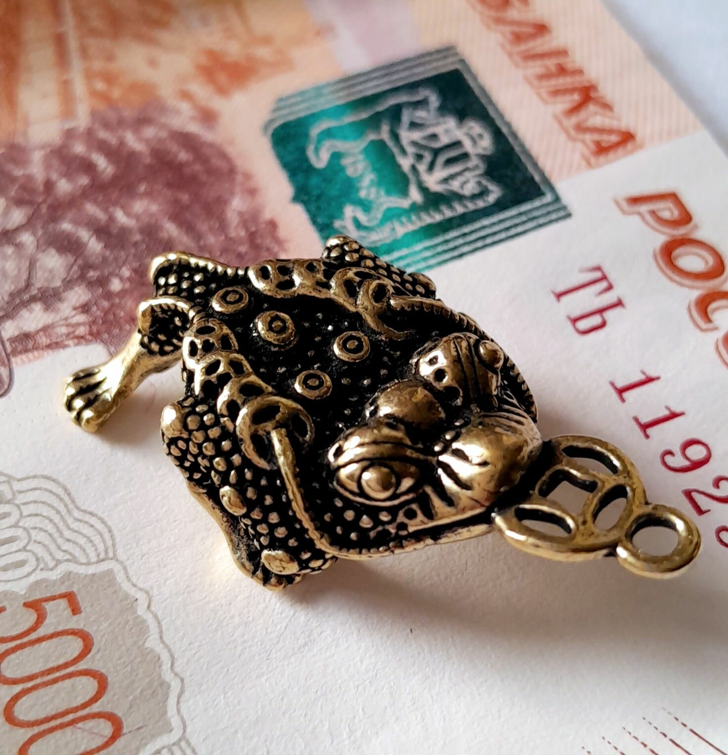Миниатюрная статуэтка Жаба денежная/подвеска Денежная Лягушка 1х4х2 см, 15 г, символ богатства трёхлапая жаба фэн-шуй, магнит для денег