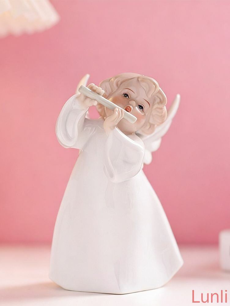 Фигурка декоративная Фарфоровая фигурка маленького ангела играющего на флейте