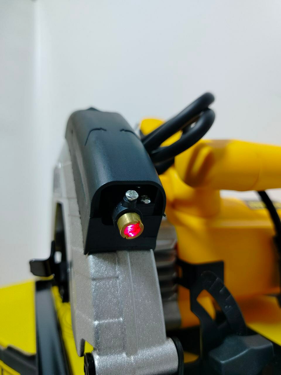 Дисковая пила Циркулярная Dewalt с лазером DWE 575 1400Вт