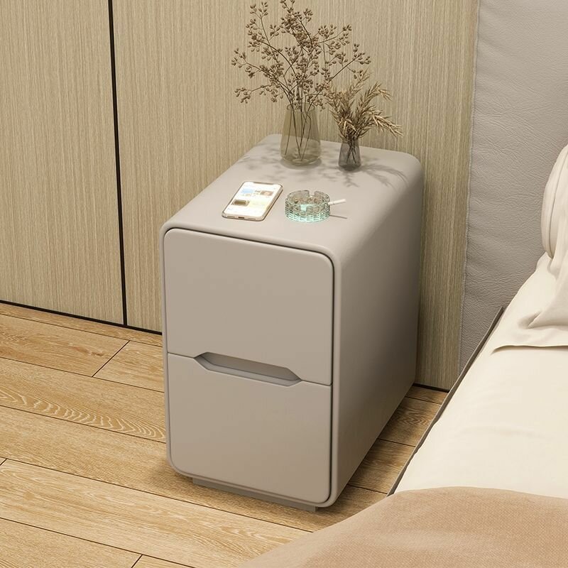 Домашний маленький прикроватный столик кремового цвета