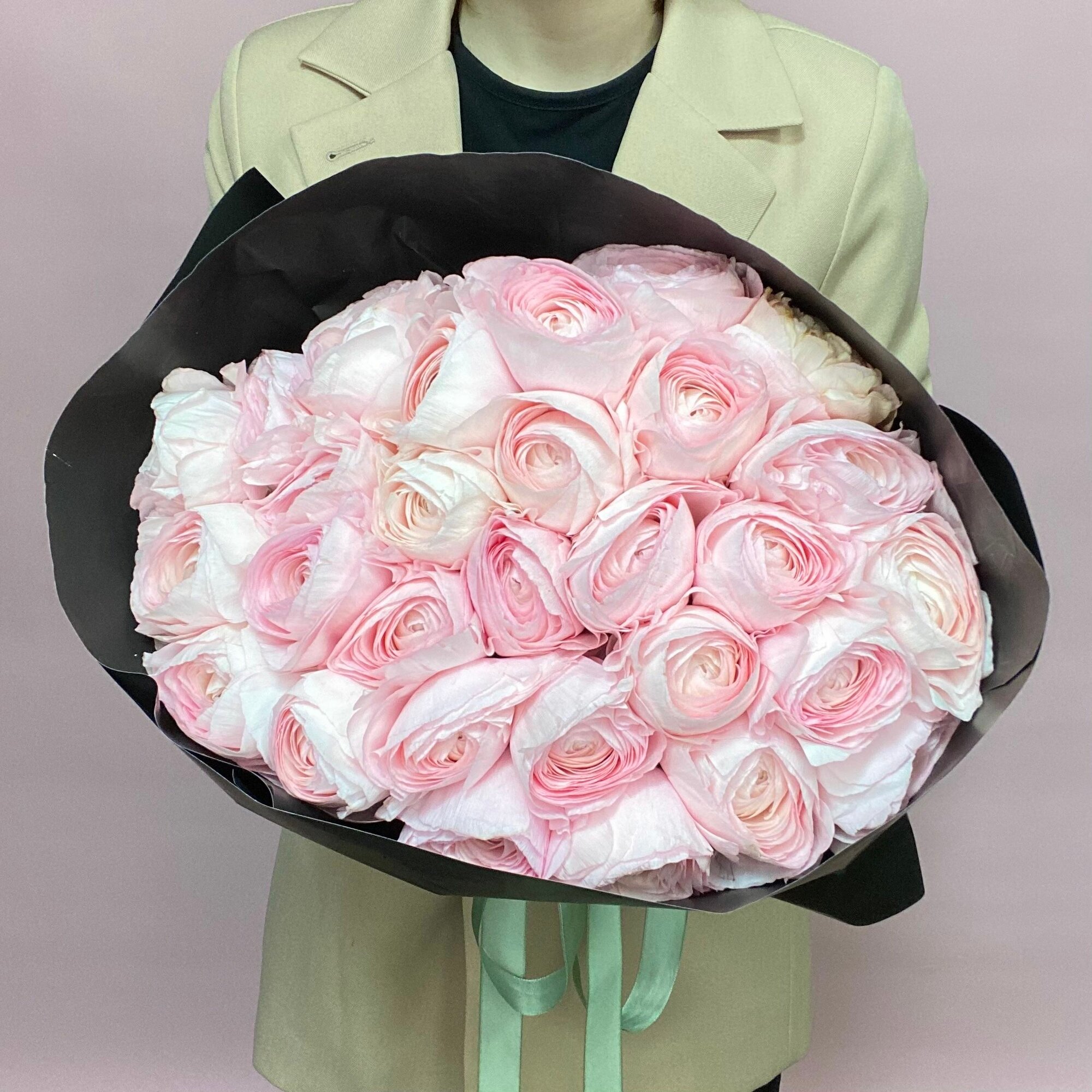 Ранункулюсы (лютики), высота букета 40 см, ширина букета 30 см