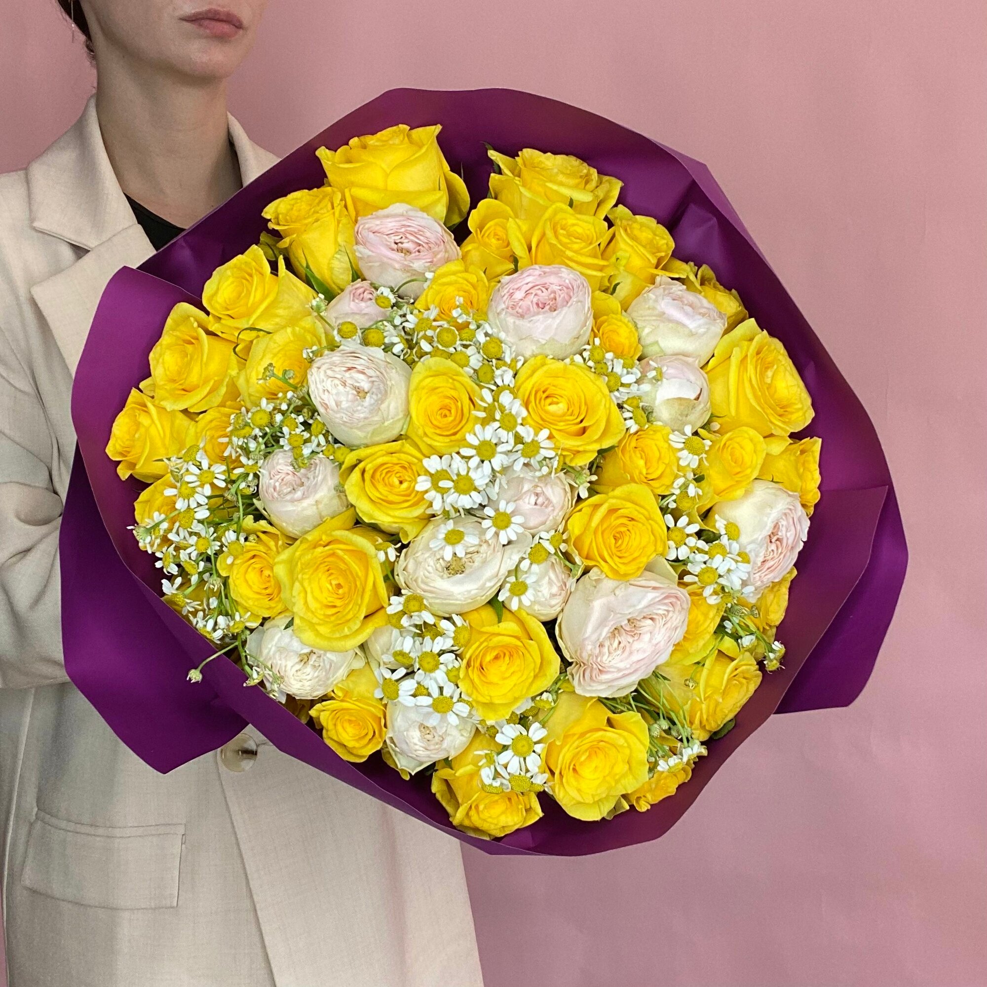 Яркий букет (розы кения 35 шт, танацетум 10 шт, пионовидные розы 5 шт.)