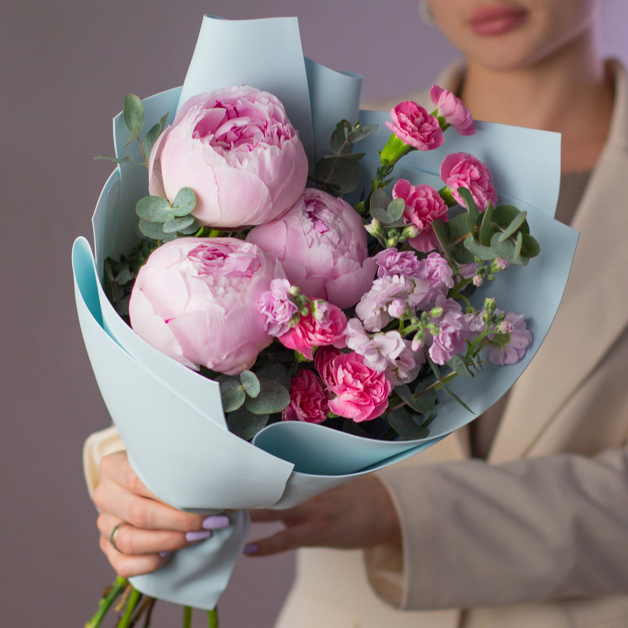 Букет с пионами, эвкалиптом, матиолой, пионы, сборный нежный букет для девушки, мамы, подруги