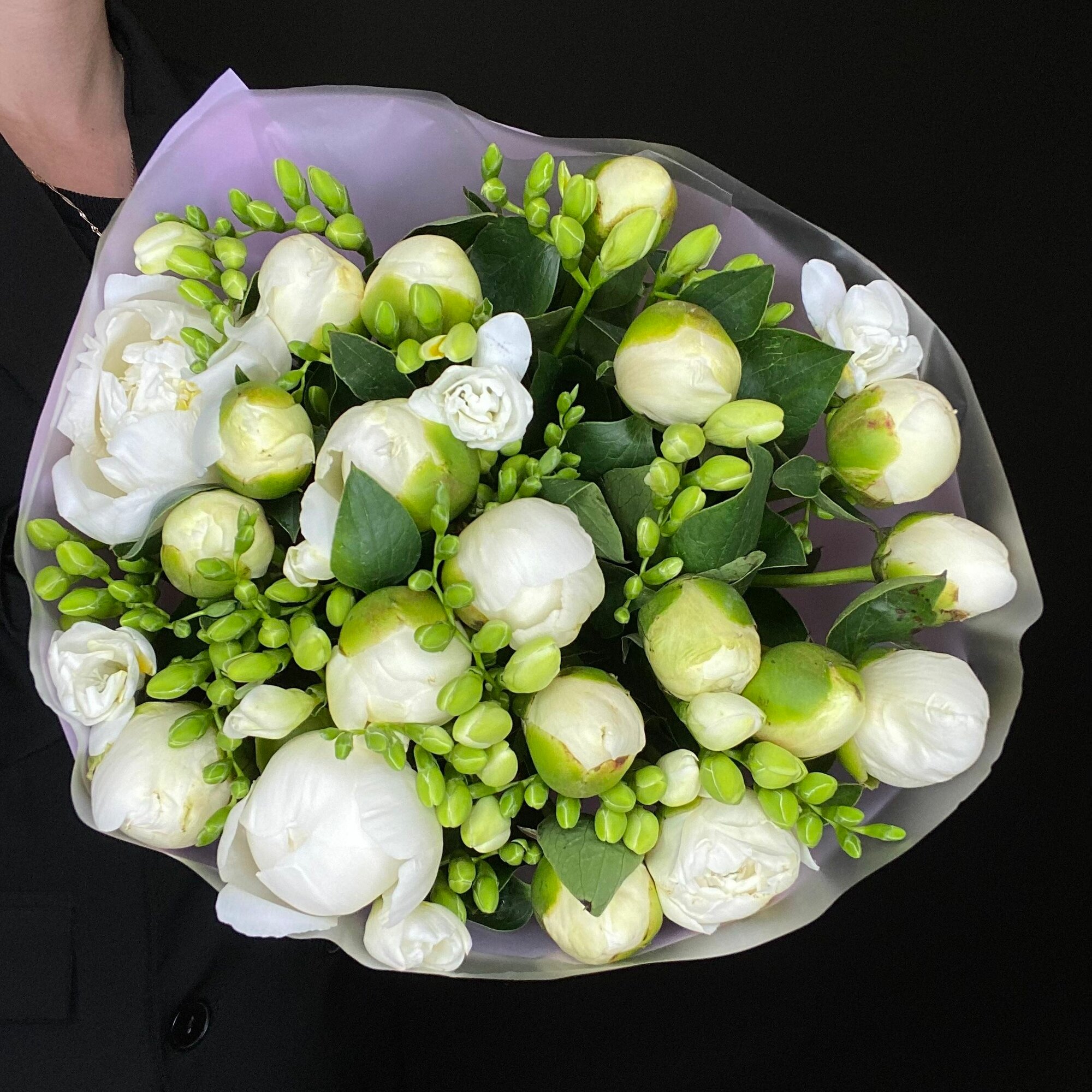 Белые пионы (пионы 20 шт, фрезия 11 шт.), высота букета 40 см