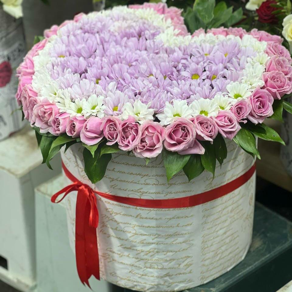 Букет «Сердце» из кустовых пионовидных роз и ромашек, M Flowers