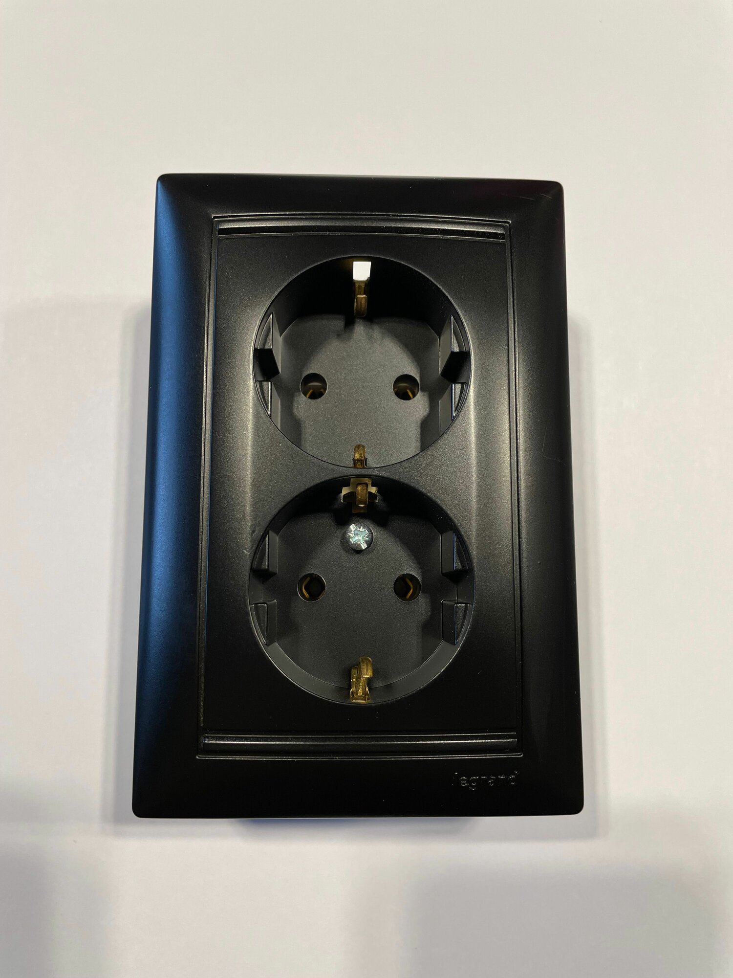 Розетка 0300, двойная, скрытый монтаж, IP21, черная