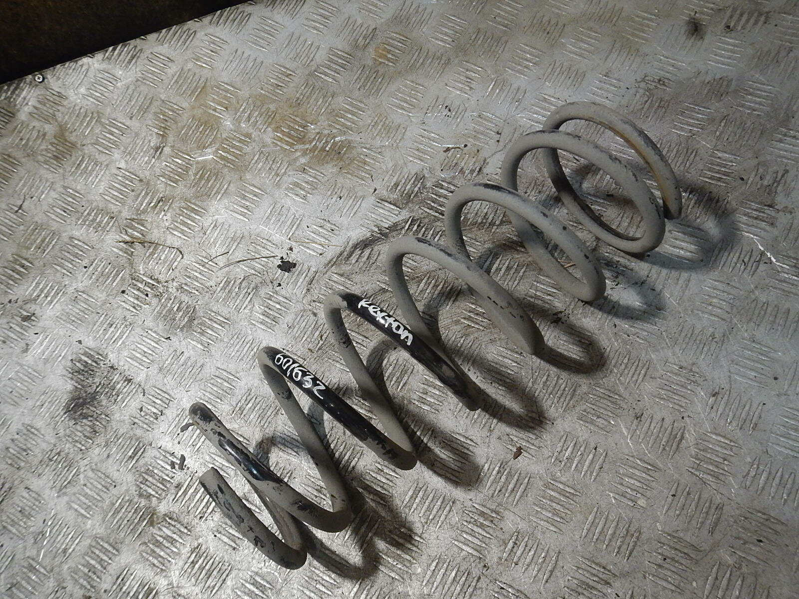 Б/У Пружина задняя, SsangYong (Сангйонг)-REXTON II (07-) SSANGYONG REXTON II (07-) Без видимых повреждений. 601632 SSANG...