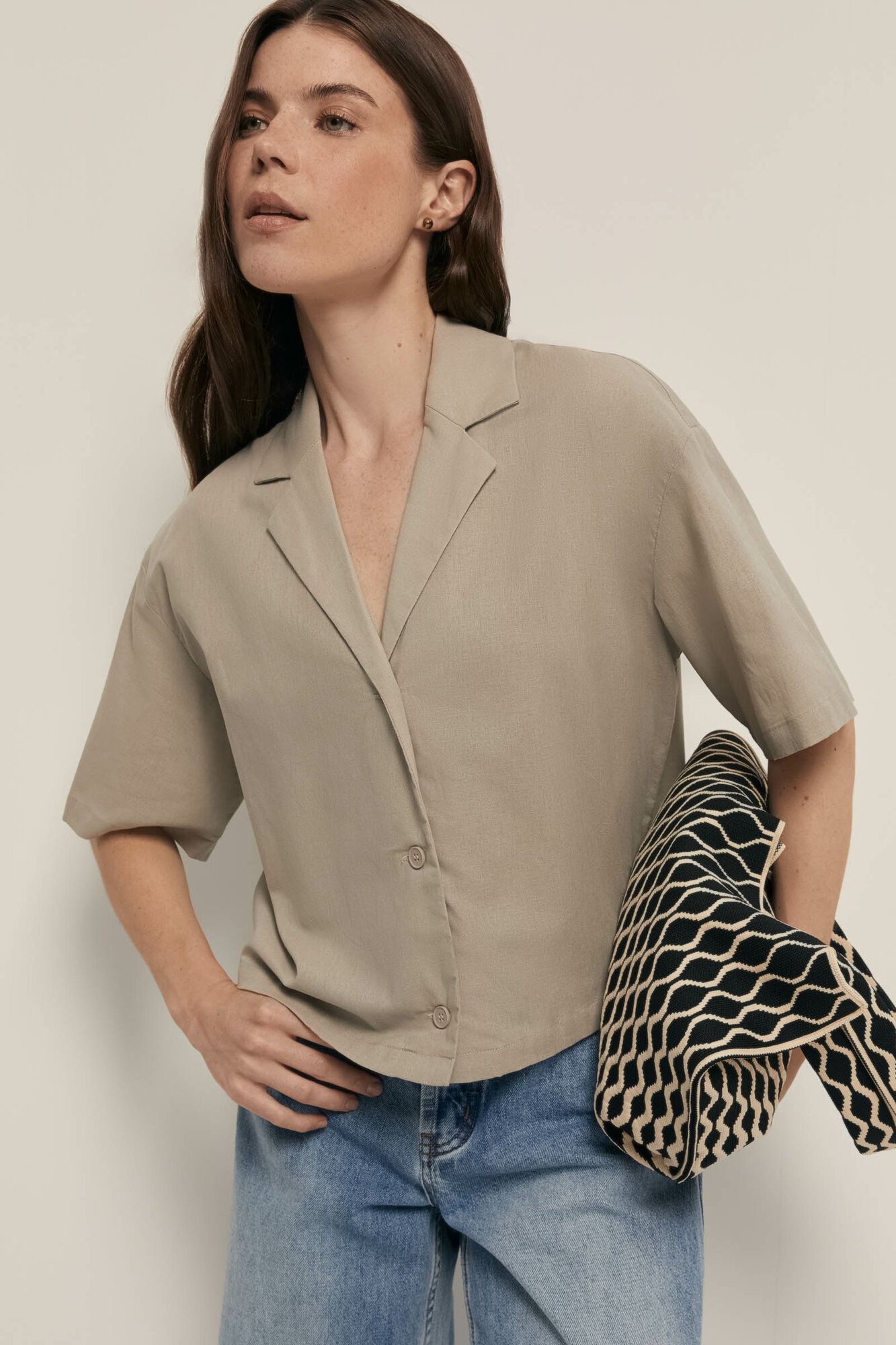 Блуза укороченная из хлопка и льна