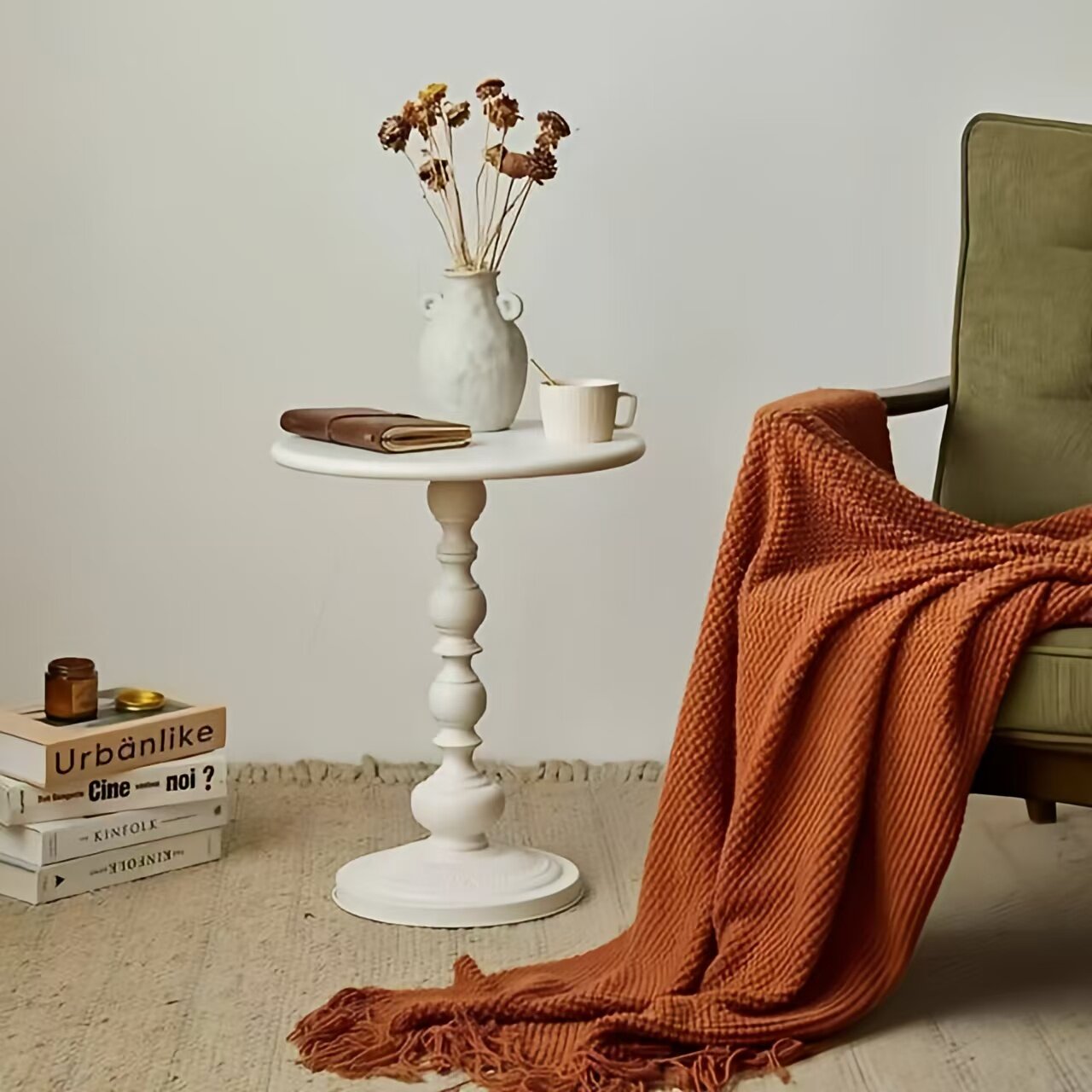 Домашний маленький журнальный столик в скандинавской гостиной, небольшой круглый столик на балконе
