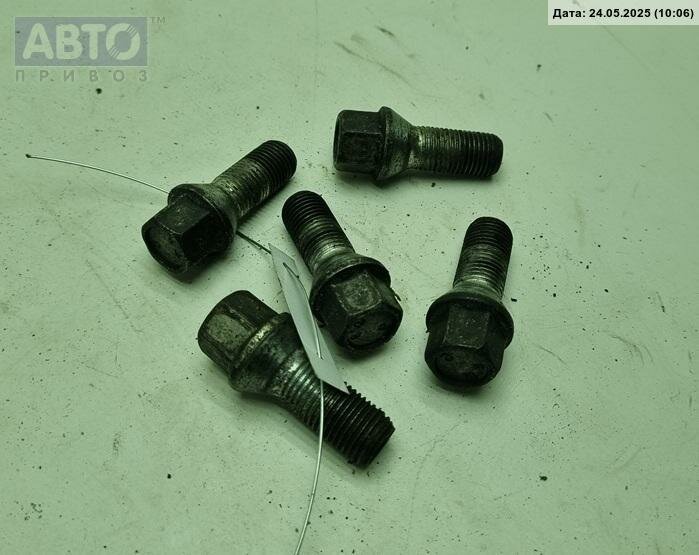 Болт колесный (гайка колесная) Volkswagen Passat B5+ (GP)