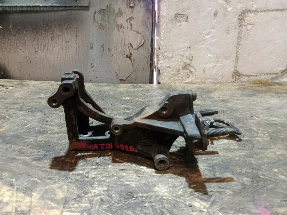 Кронштейн генератора Ford Mondeo I (1993 1996) Б/У с пробегом