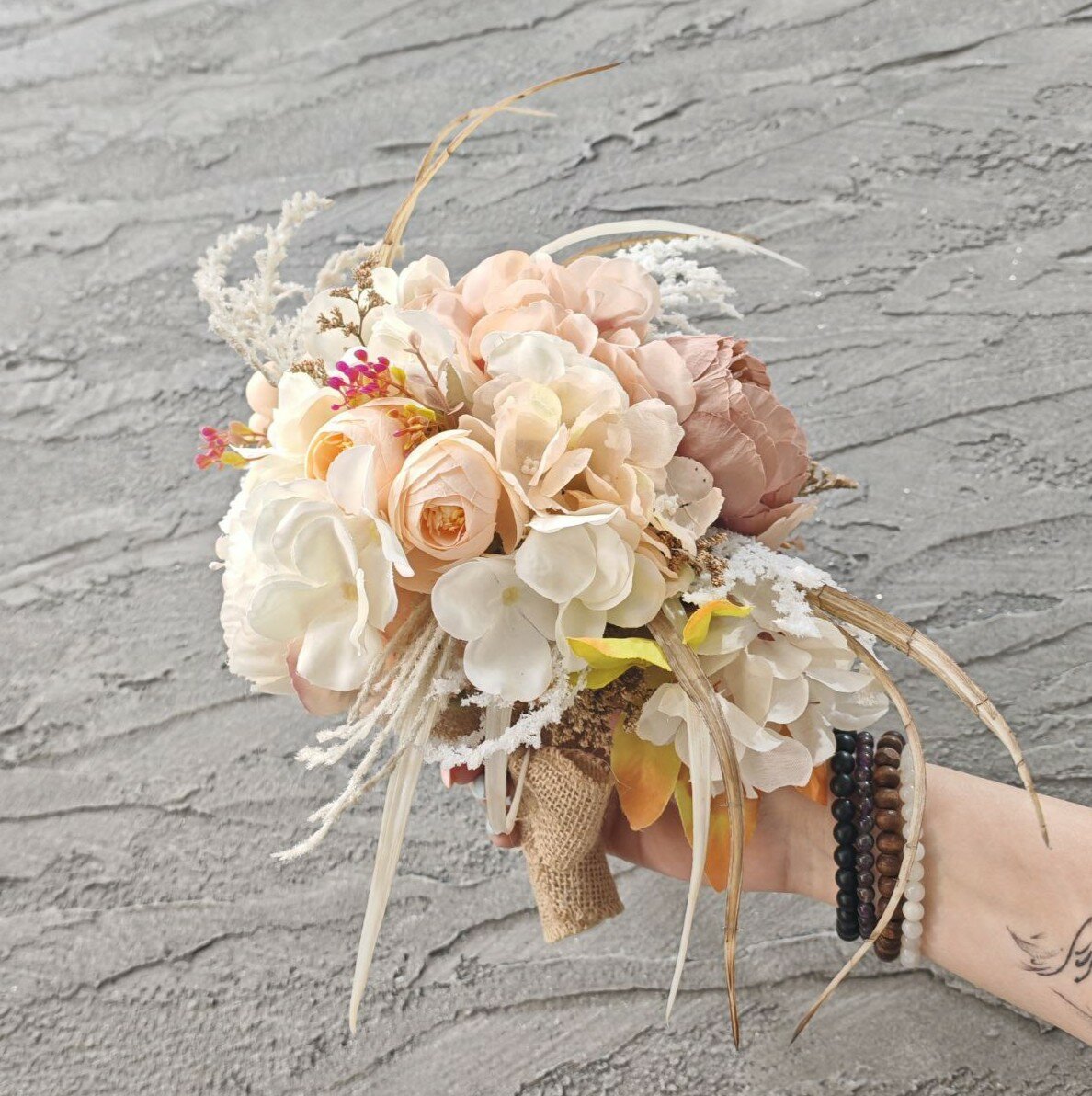 Букет-дублёр из искусственных цветов. Свадебный букет невесты из пионов, кустовых роз, гортензии, лимониума