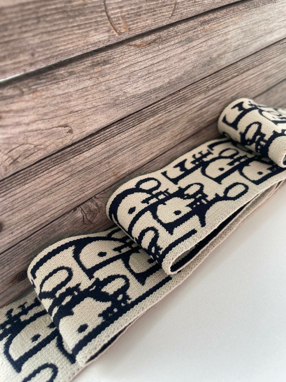 Эластичная резинка для пояса, ширина 4 см-отрез 3 метра, темно-синие буквы на светлом фоне