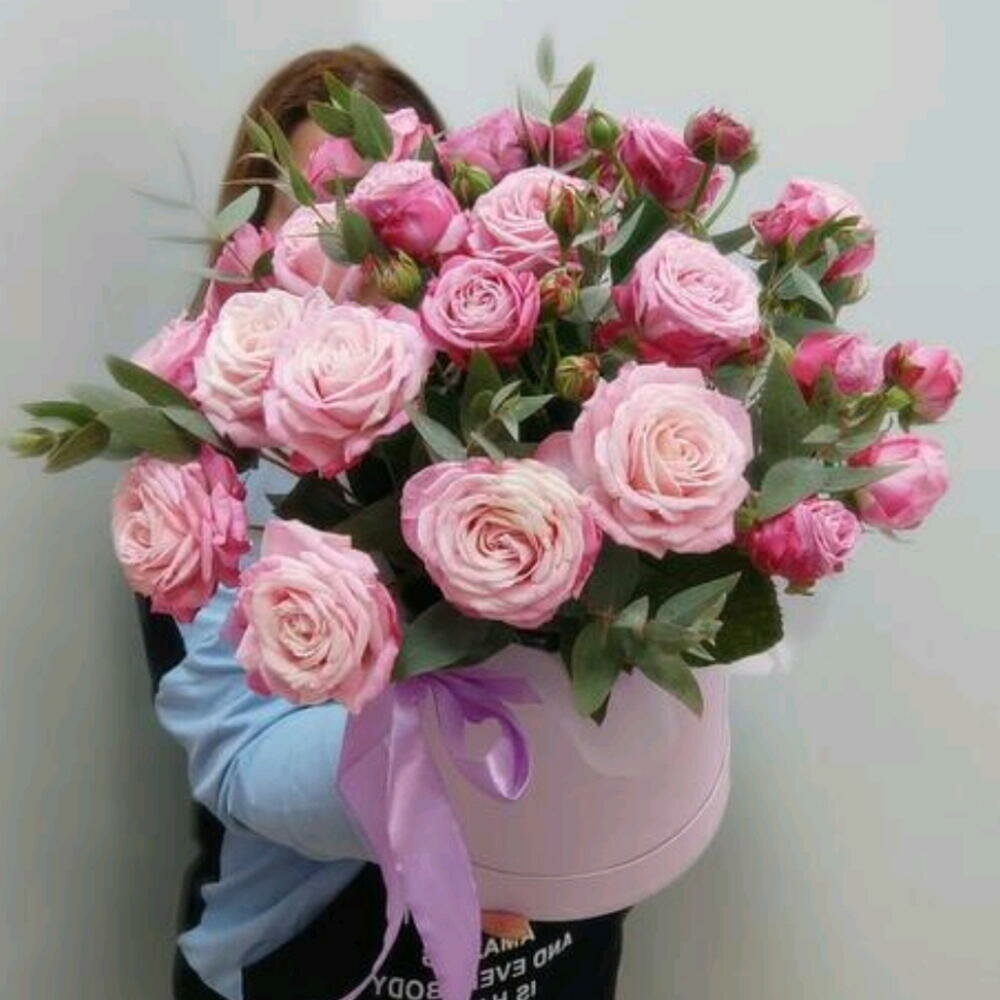 Цветы в коробке из кустовой пионовидной розы, эвкалипта