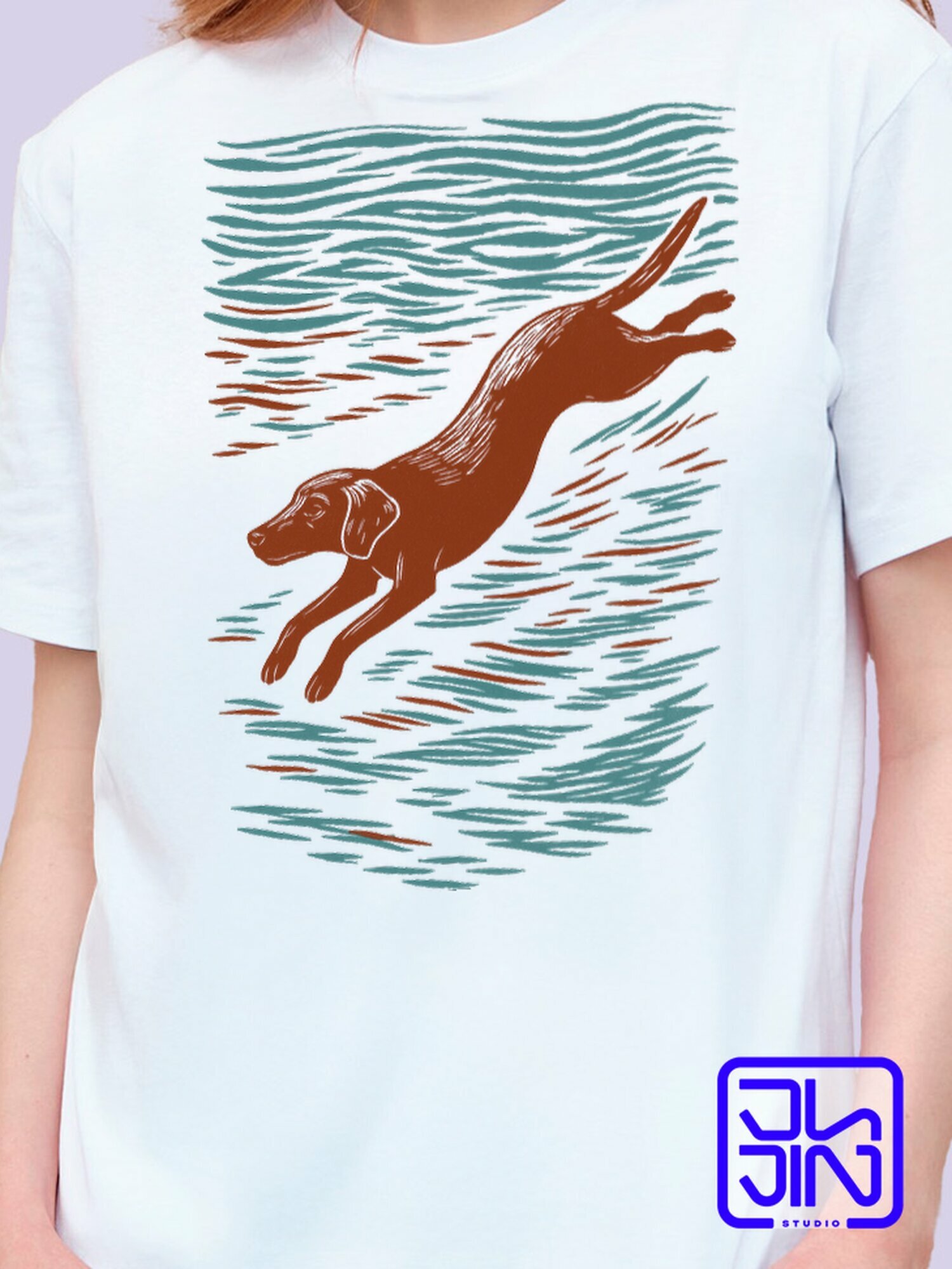 Футболка классическая женская с авторским принтом Белая композиция с собакой в бирюзовой воде с плавной, оригинальной волной, белый хлопковый трикотаж с прикольным рисунком на груди