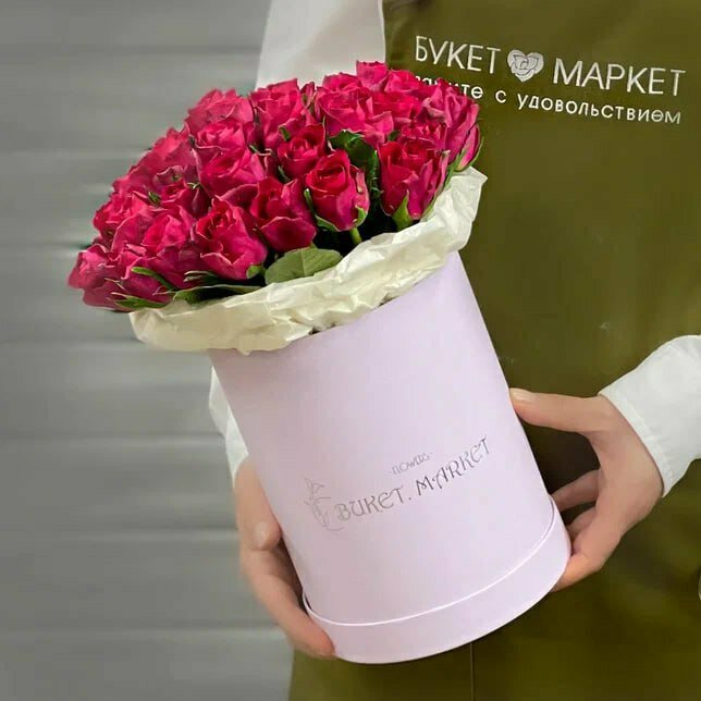 Монобукет Букет Маркет, 25 роз, малиновые, в шляпной коробке
