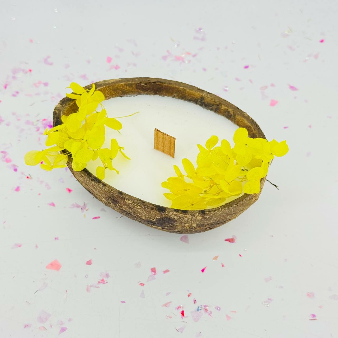 Интерьерная ароматическая свеча в кокосе ручной работы. Декоративная свечка