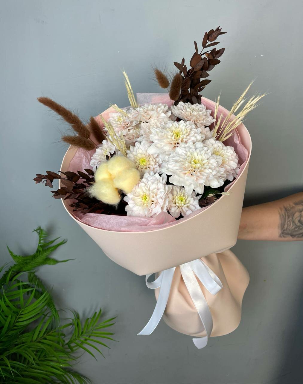 Букет из хризантем кустовых, сухоцветы и эвкалипт BOTANIQUE FLOWER, упаковка фоамиран / авторский букет с доставкой