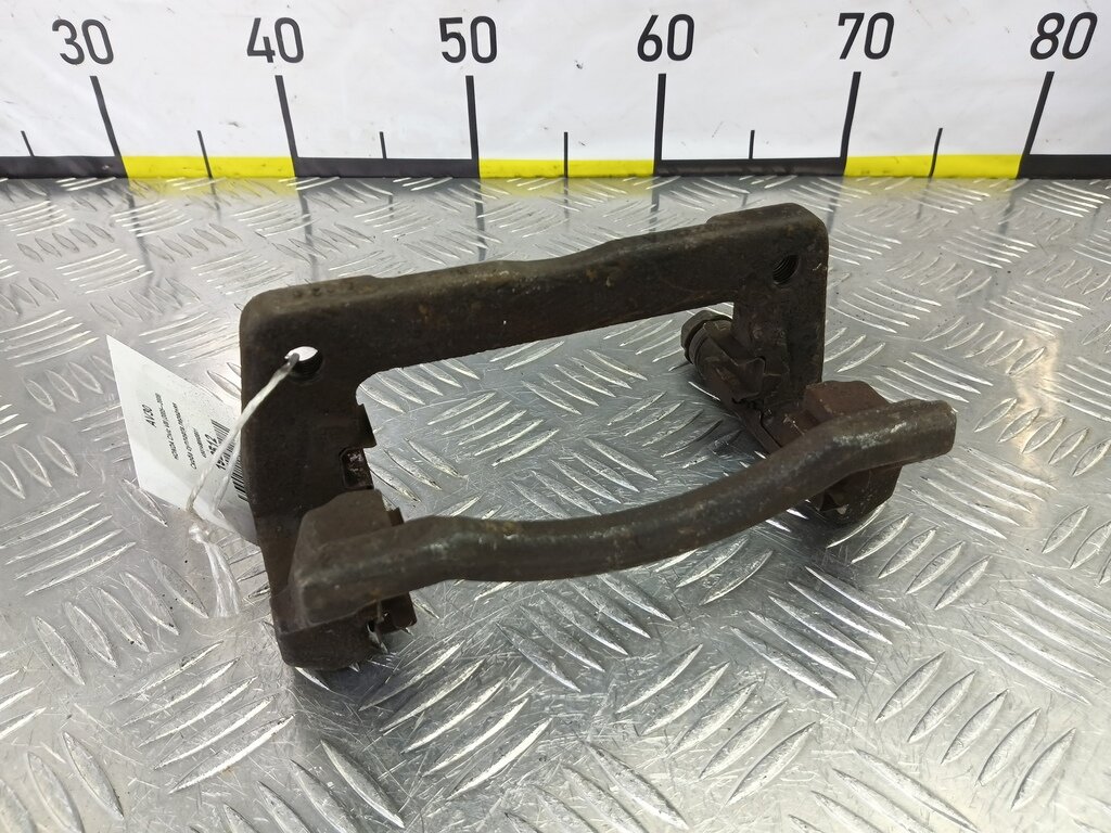 Скоба суппорта передняя Б/У для HONDA Civic VIII (2005—2009) 45014SMGE01