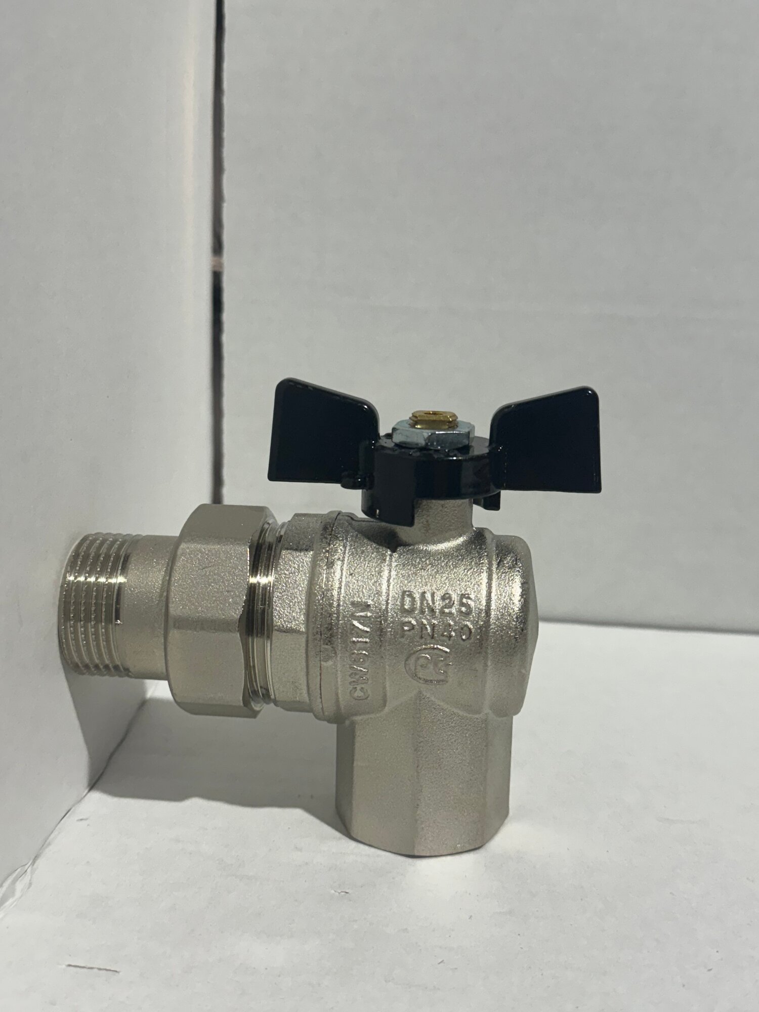 Кран с американкой 1 дюйма угловой Бугатти (05940009) (Bugatti)