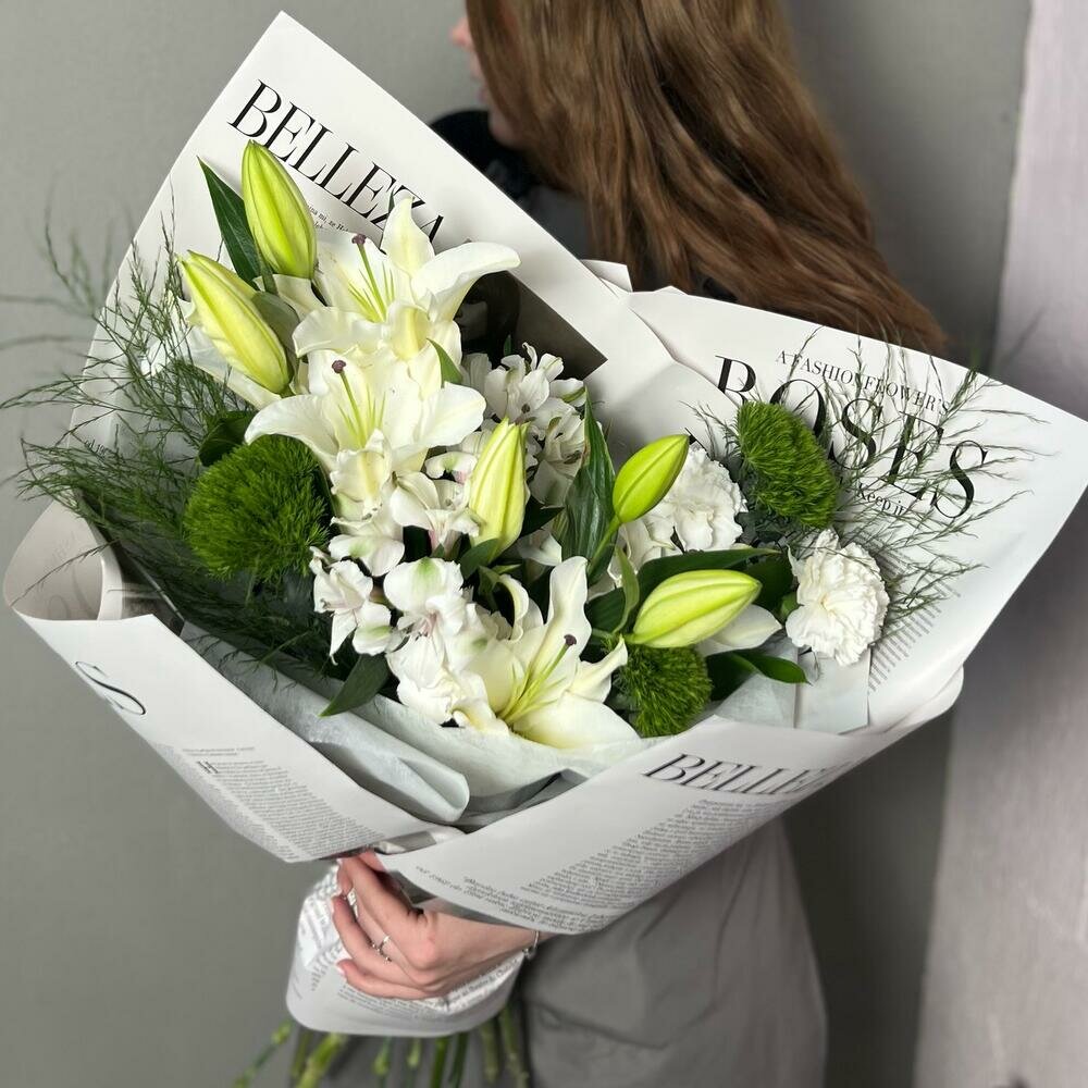 Букет из лилий, диантусов и альстромерии в дизайнерской упаковке - римская роза