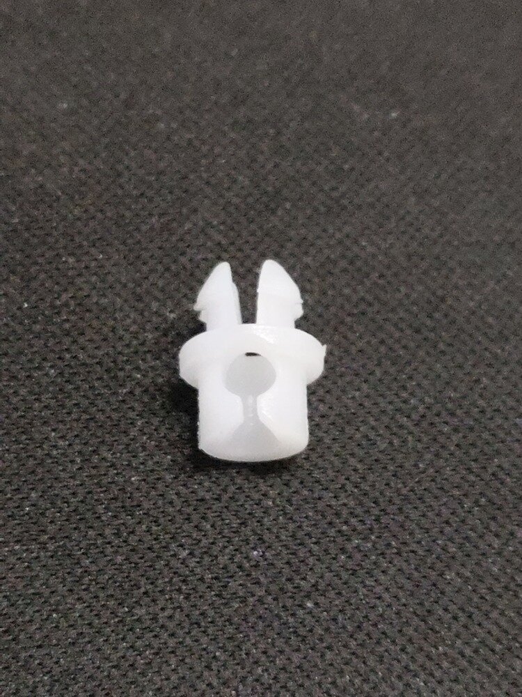 Защелка тяги ручки двери Audi перед.