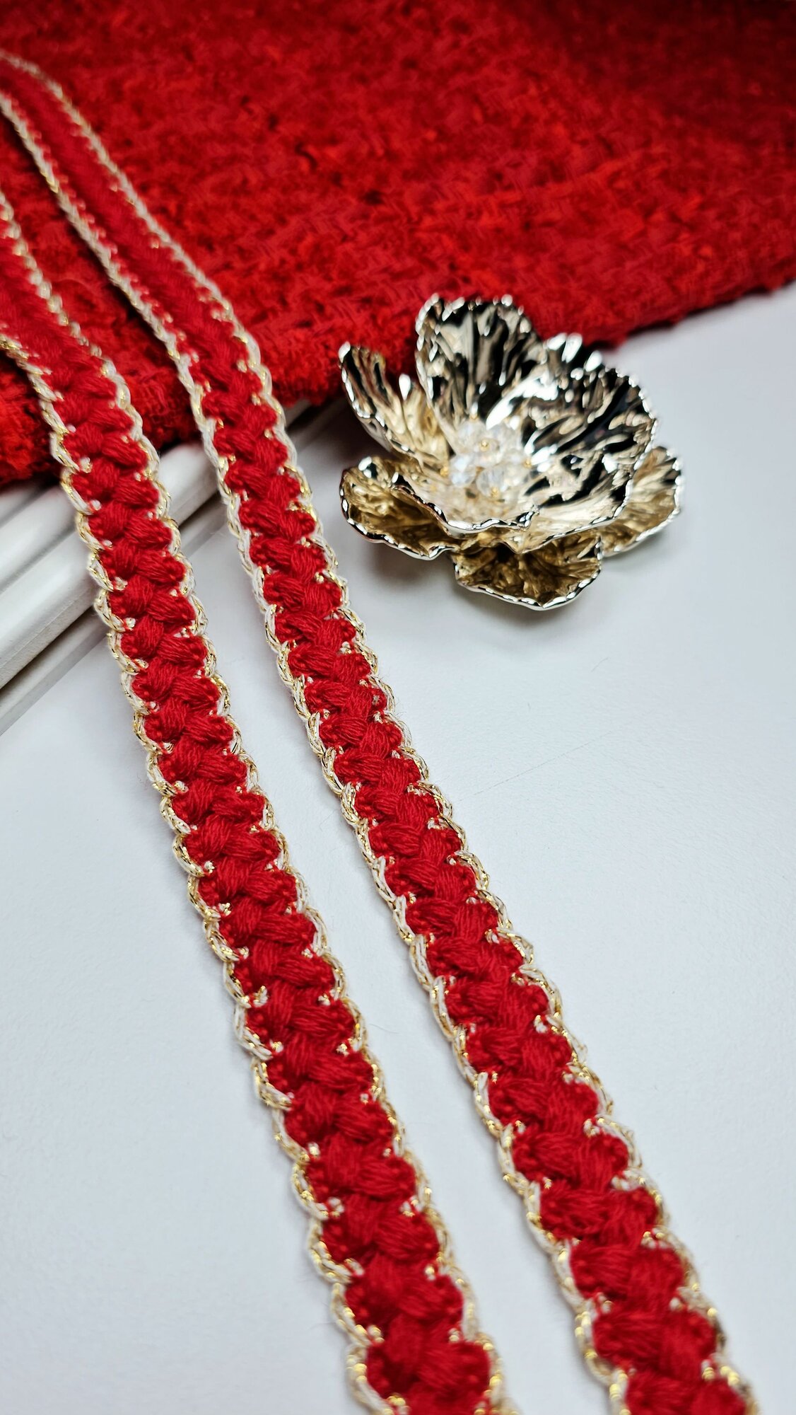 Тесьма шанель красная с золотом, 2 метра