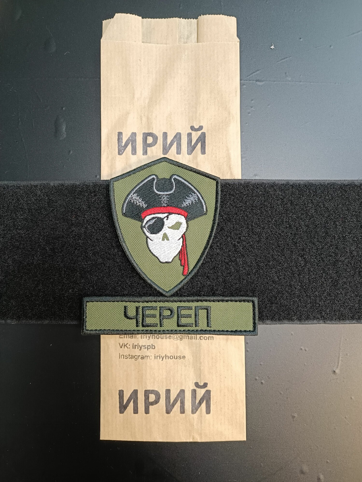 Шеврон на липучке череп пират цвет фона олива. комплект из 2 штук. размер 85*100 мм и 120*25 мм