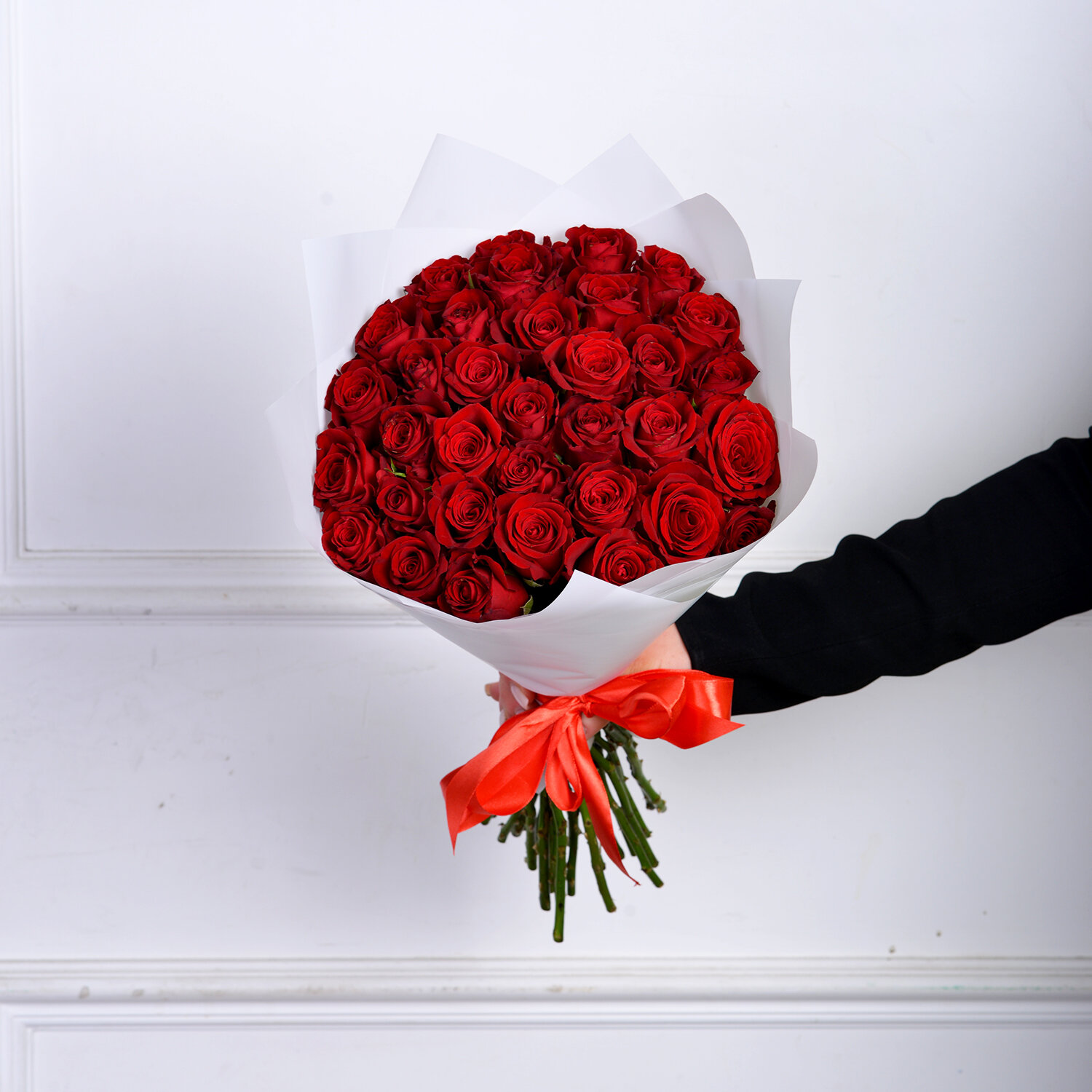 Букет Magic Flower, красная роза, 35 цветов, высота 40 см, в пленке