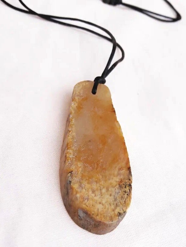 Подвеска, нефрит