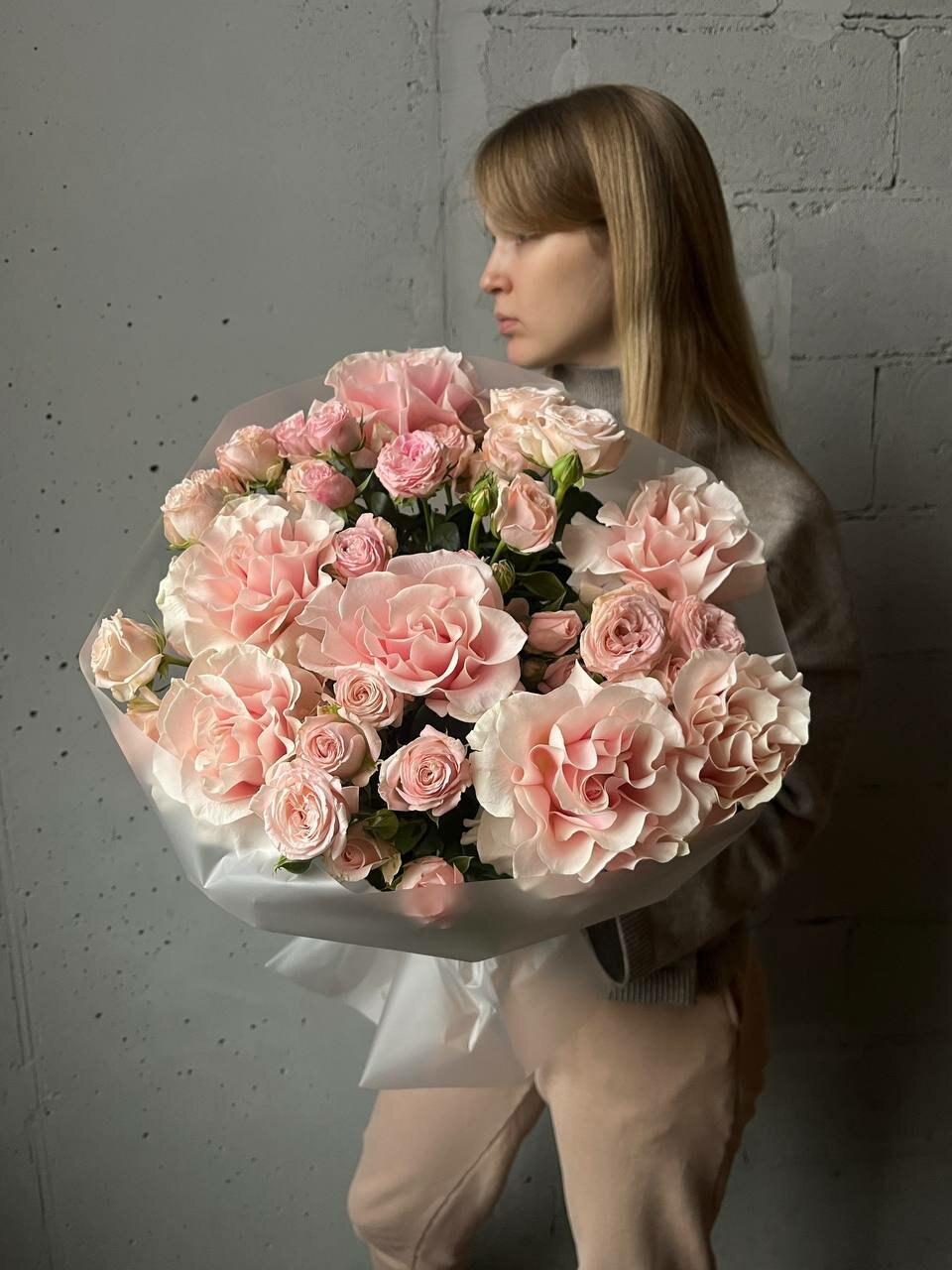 Эффектный букет с французскими и кустовыми розами, девушке, жене, подруге, маме, день рождения, праздник, без повода