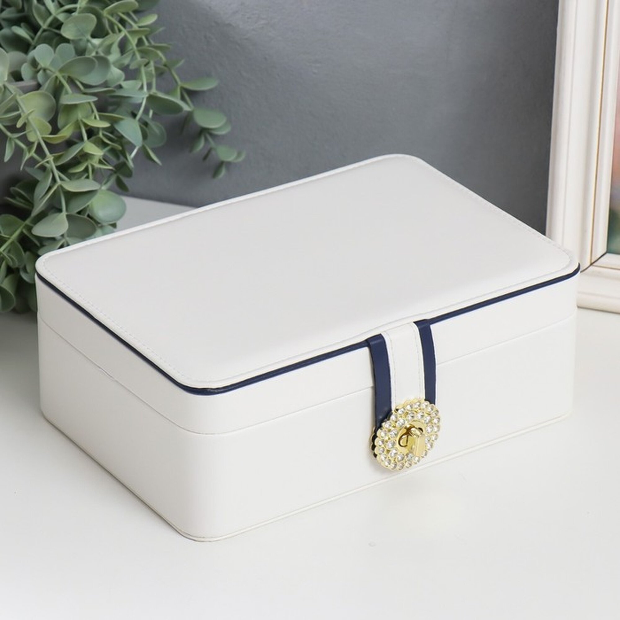 Шкатулка для украшений «С пряжкой», с зеркалом, искусственная кожа, белая, 24×18.5×9 см