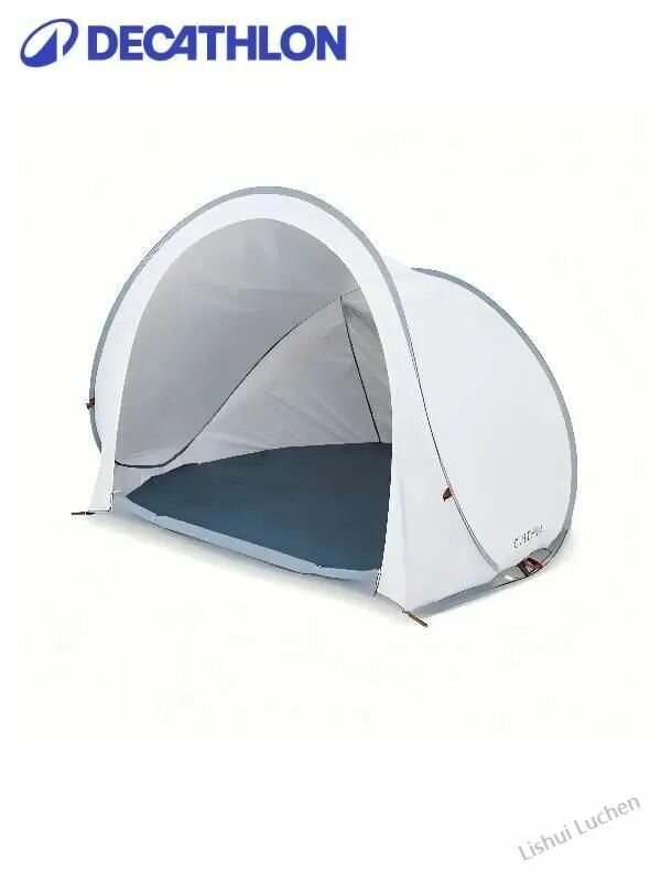 Двухместная палатка Decathlon, подходит для путешествий и отдыха на природе.