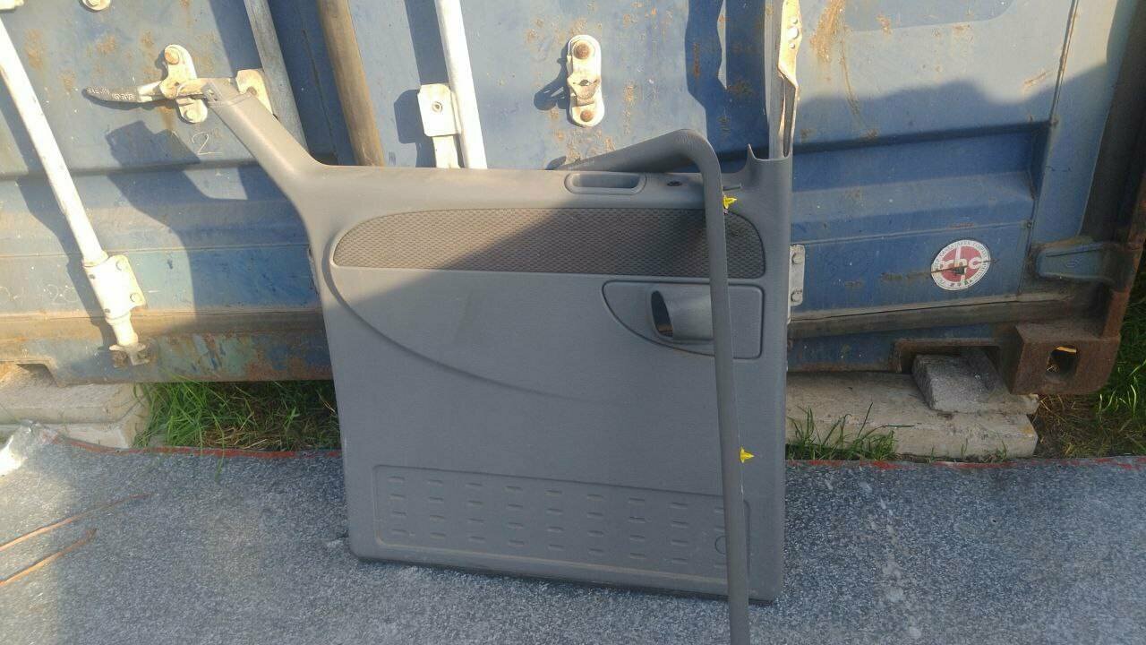 Обшивка двери задней левой Dodge Caravan 4 (2000 - 2007) 1202430