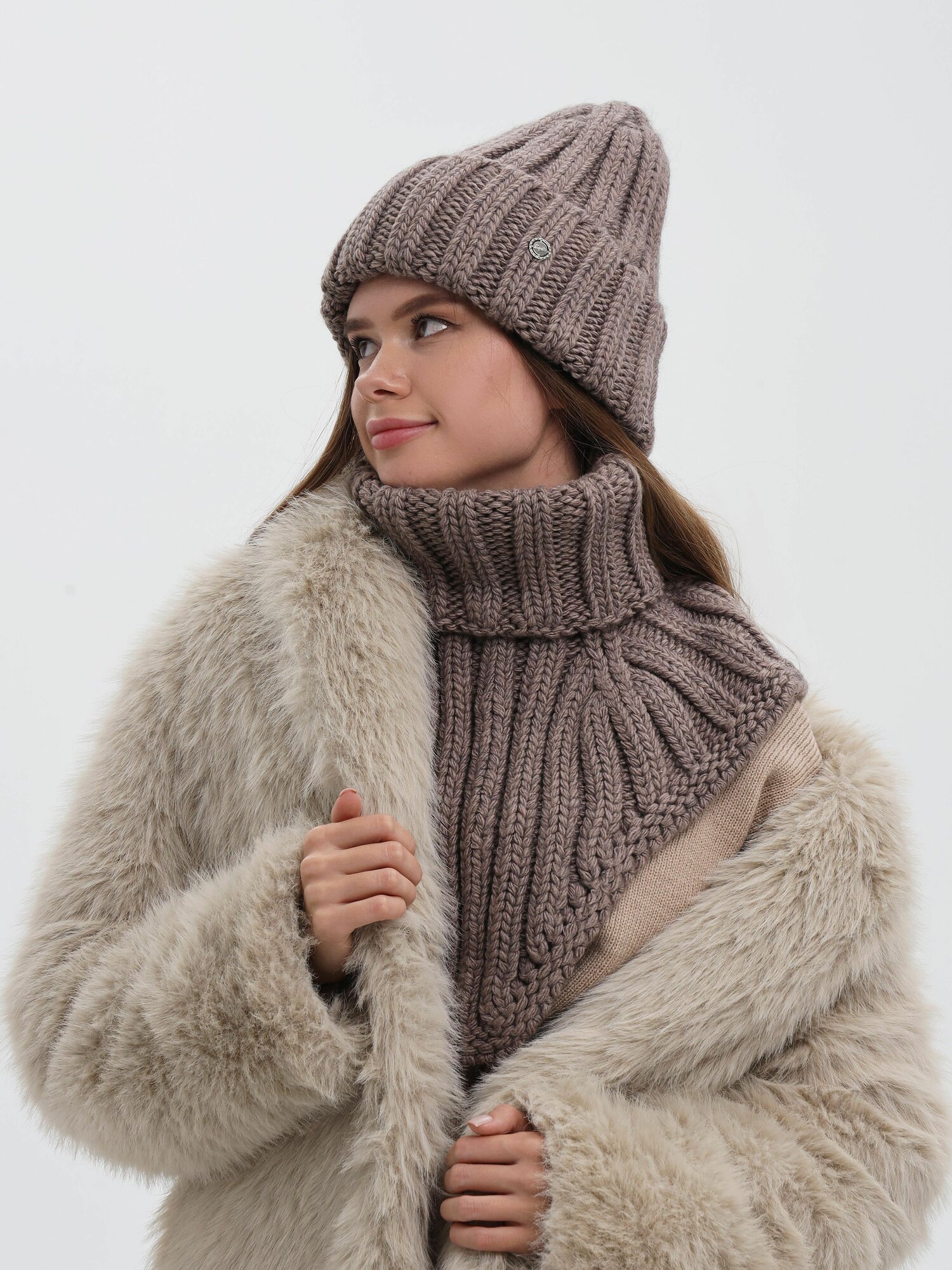 Комплект с головным убором Осень-зима 2024 для женщин