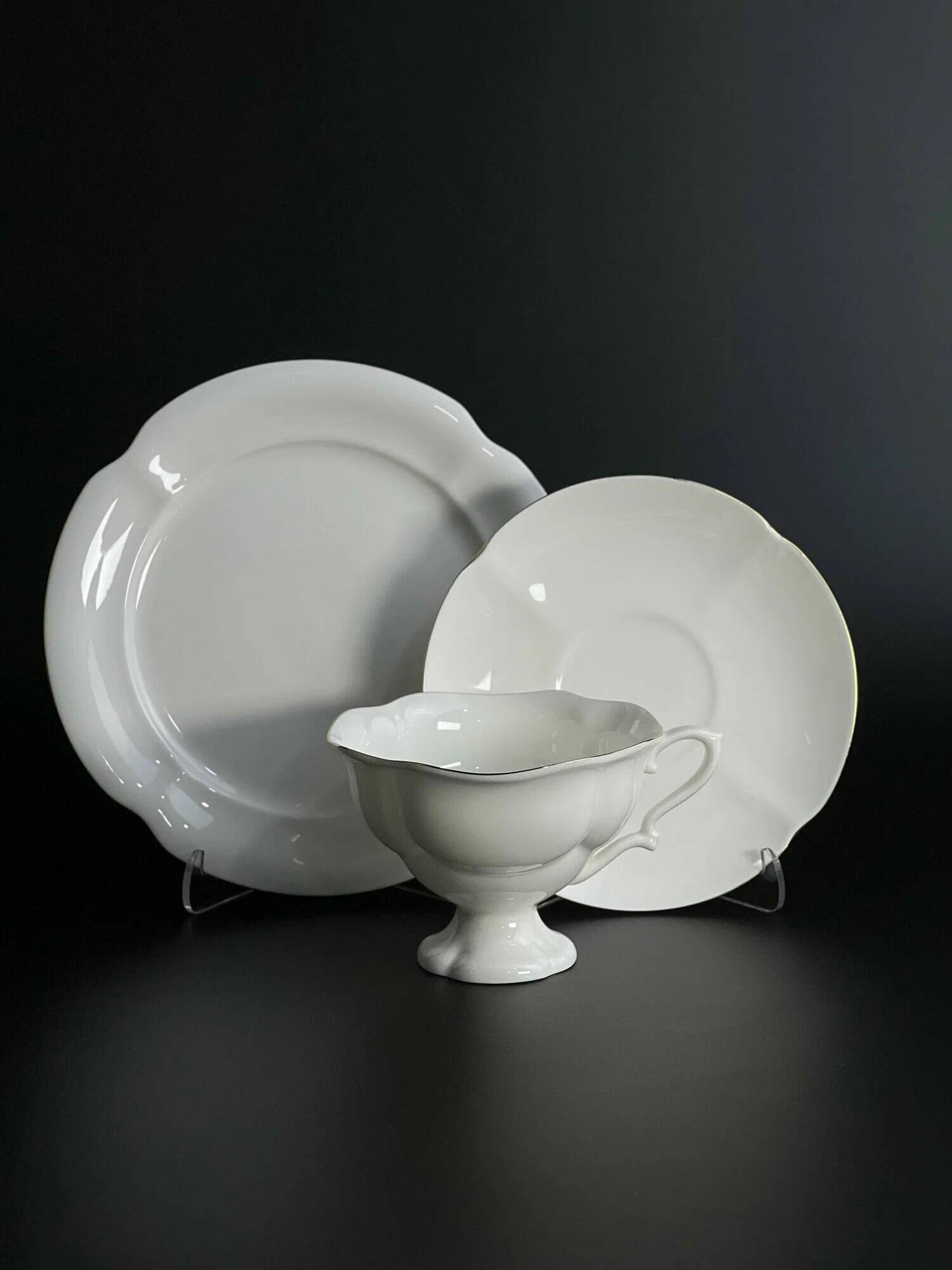 Комплект чайный. Чайная пара с десертной тарелкой. Императорский фарфоровый завод ИФЗ. Форма "Наташа", рисунок "Золотая лента". Костяной фарфор. 240 мл.