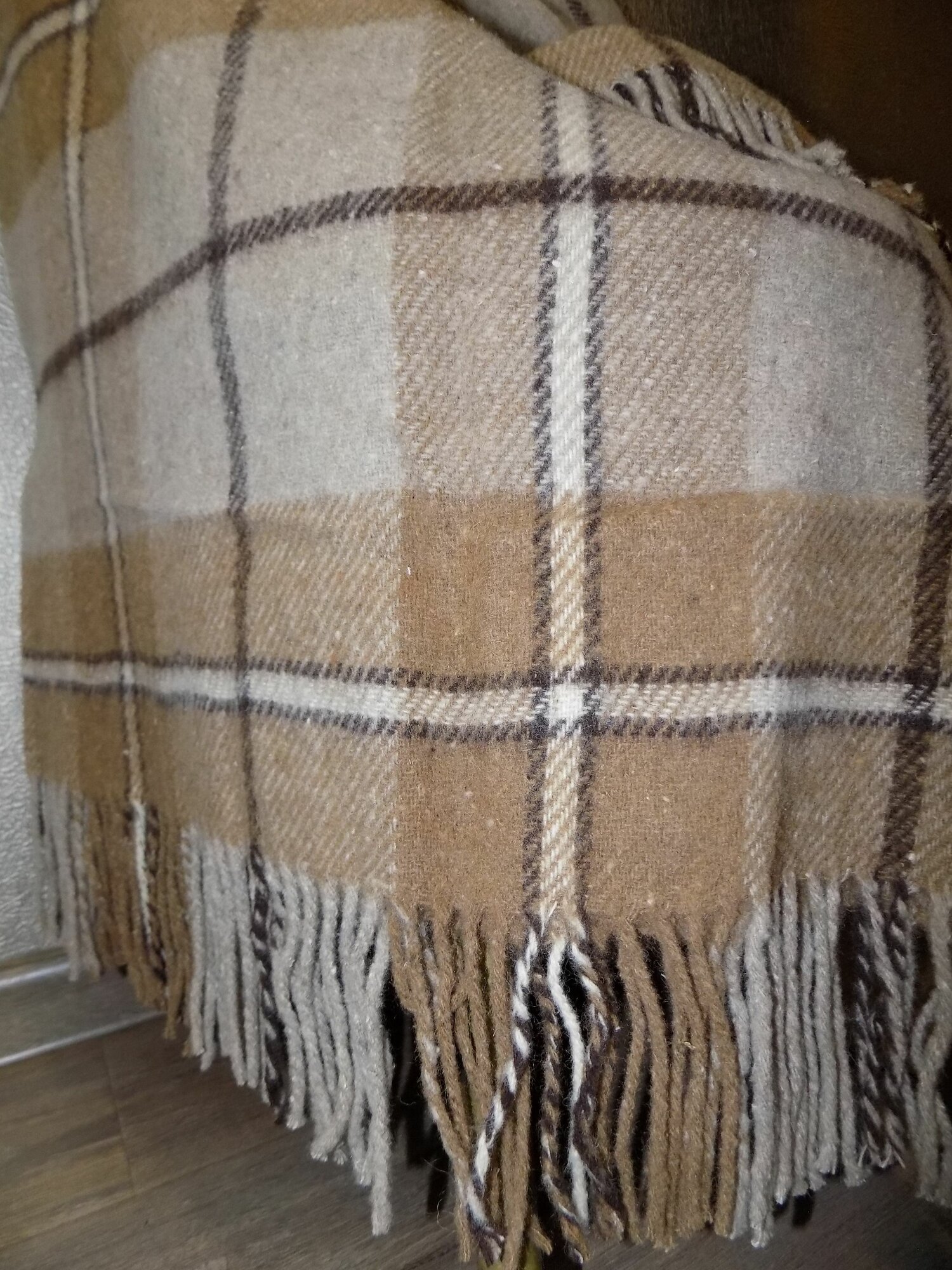 Индийский шерстяной плед 170х210 см в клетку с бахромой