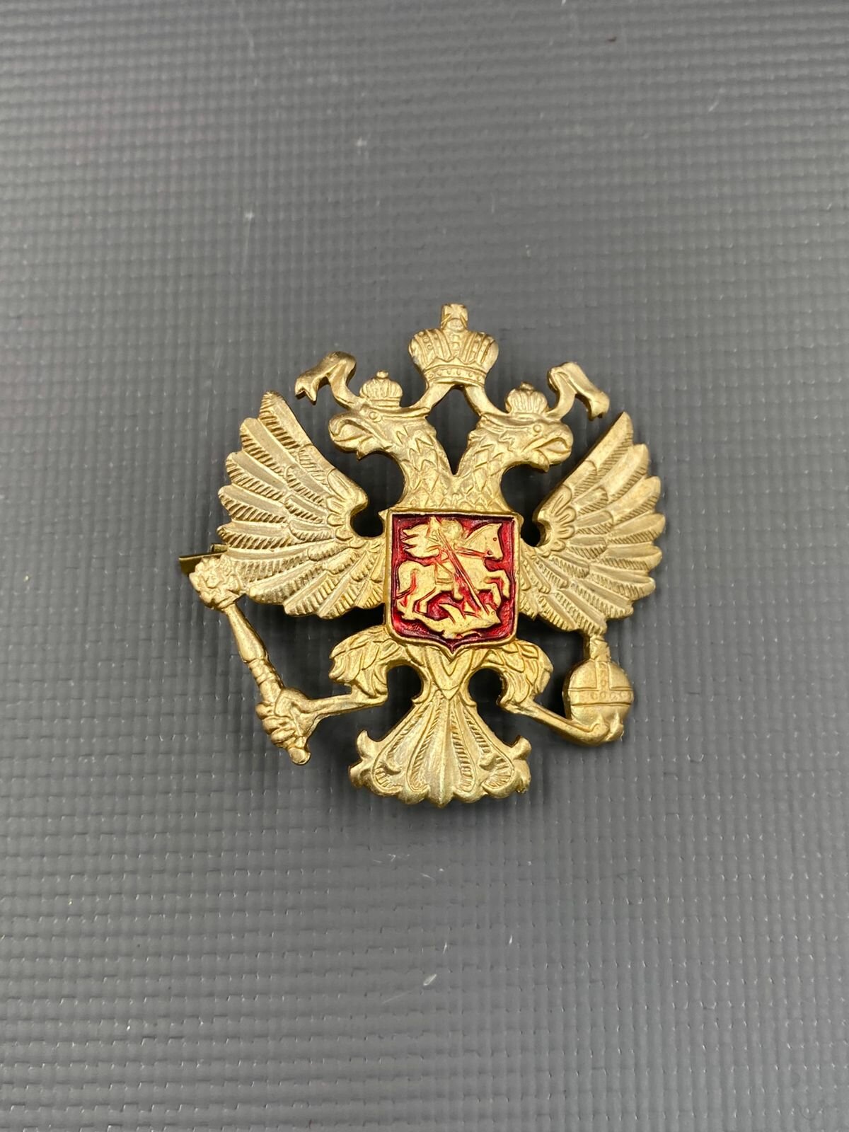 Кокарда ВС России на тулью, крылья орла, верх Армия РФ, Герб