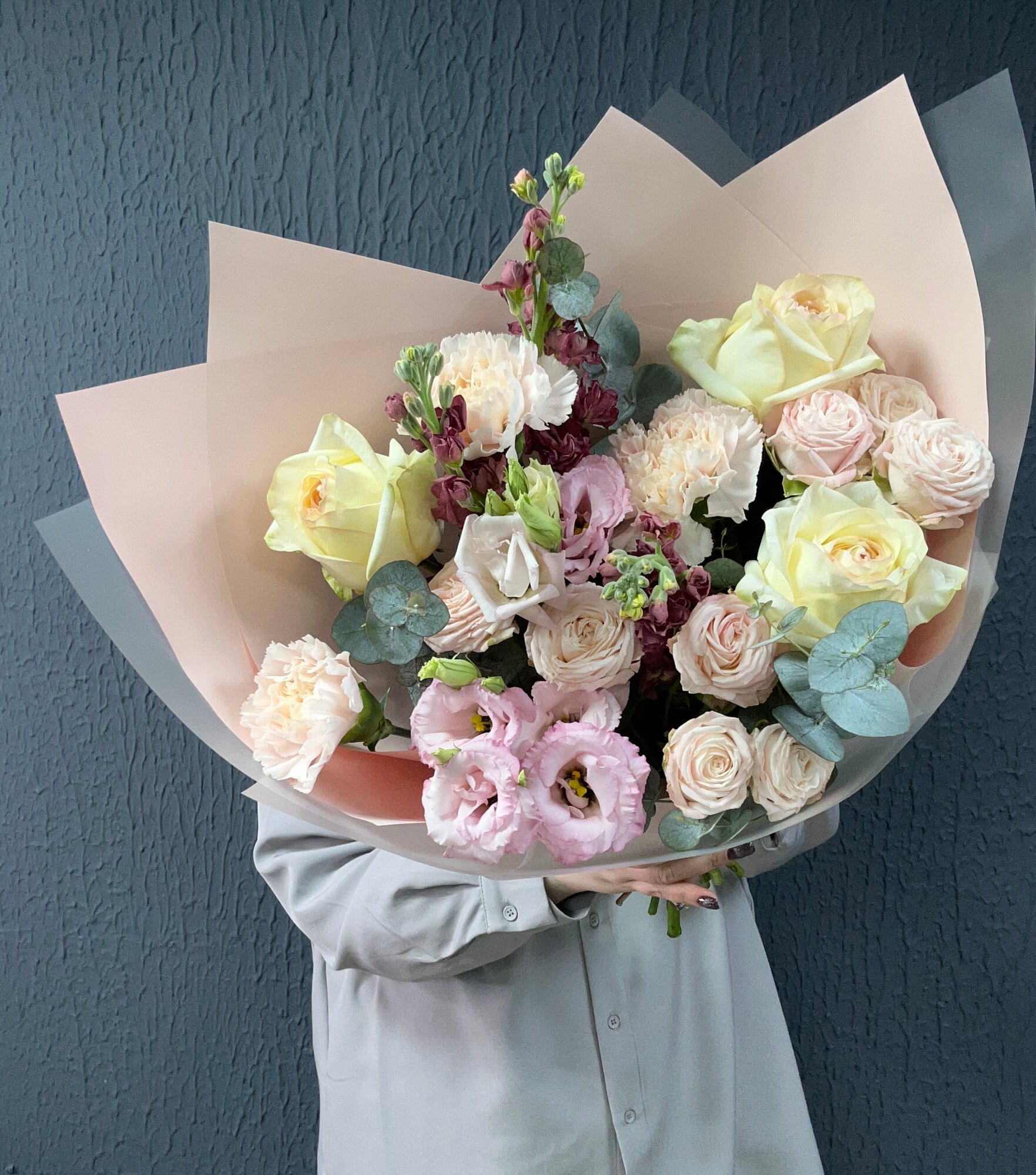 Букет свежесрезанных цветов из роз, маттиолы, эустомы и ароматного эвкалипта 65