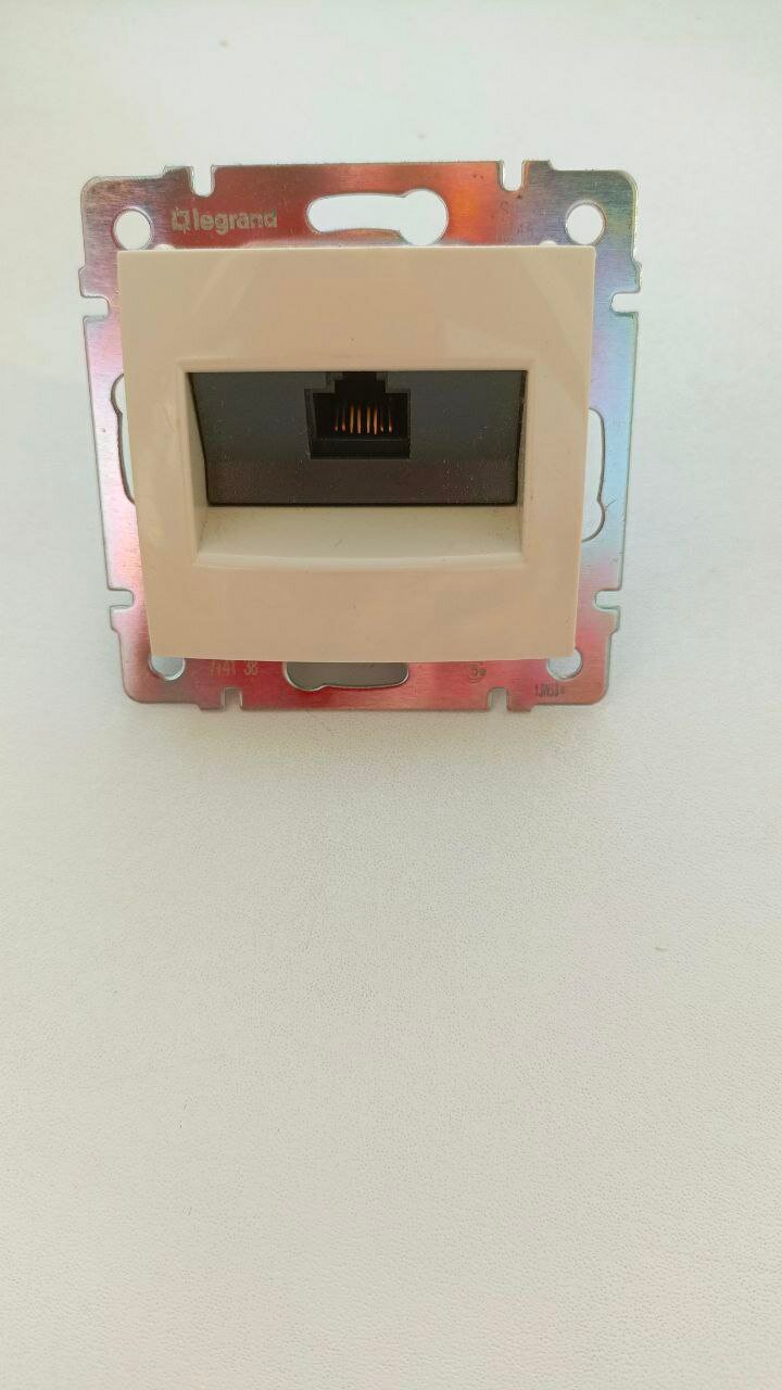 Розетка LEGRAND Valena интернет цвет слоновая кость, скрытый монтаж.