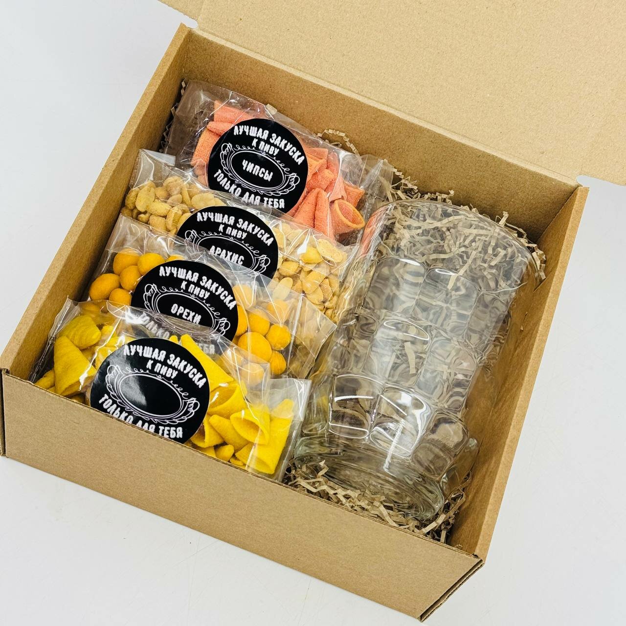 Подарок мужчине на 23 февраля. Пивной бокс, набор снеков и пивная кружка