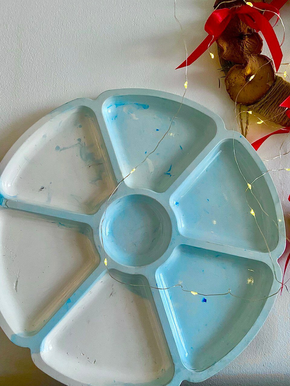 Менажница Кознов А. В. "Жизнь вкусна", гипс, для закусок, круглая, бело-голубая 30см. Интерьерная. Для себя и на подарок.