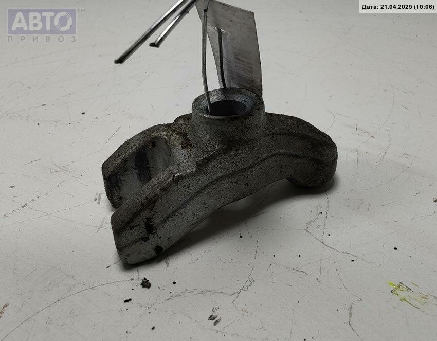 Скоба (кронштейн) крепления форсунки Opel Astra H (2004-2009)