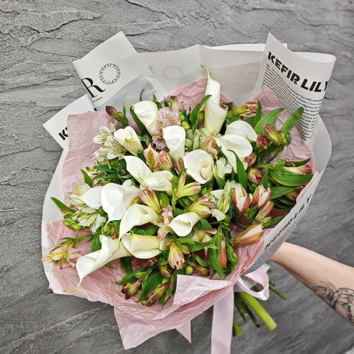 Белые каллы и альстромерия. Букет из калл и альстромерий. Живые цветы