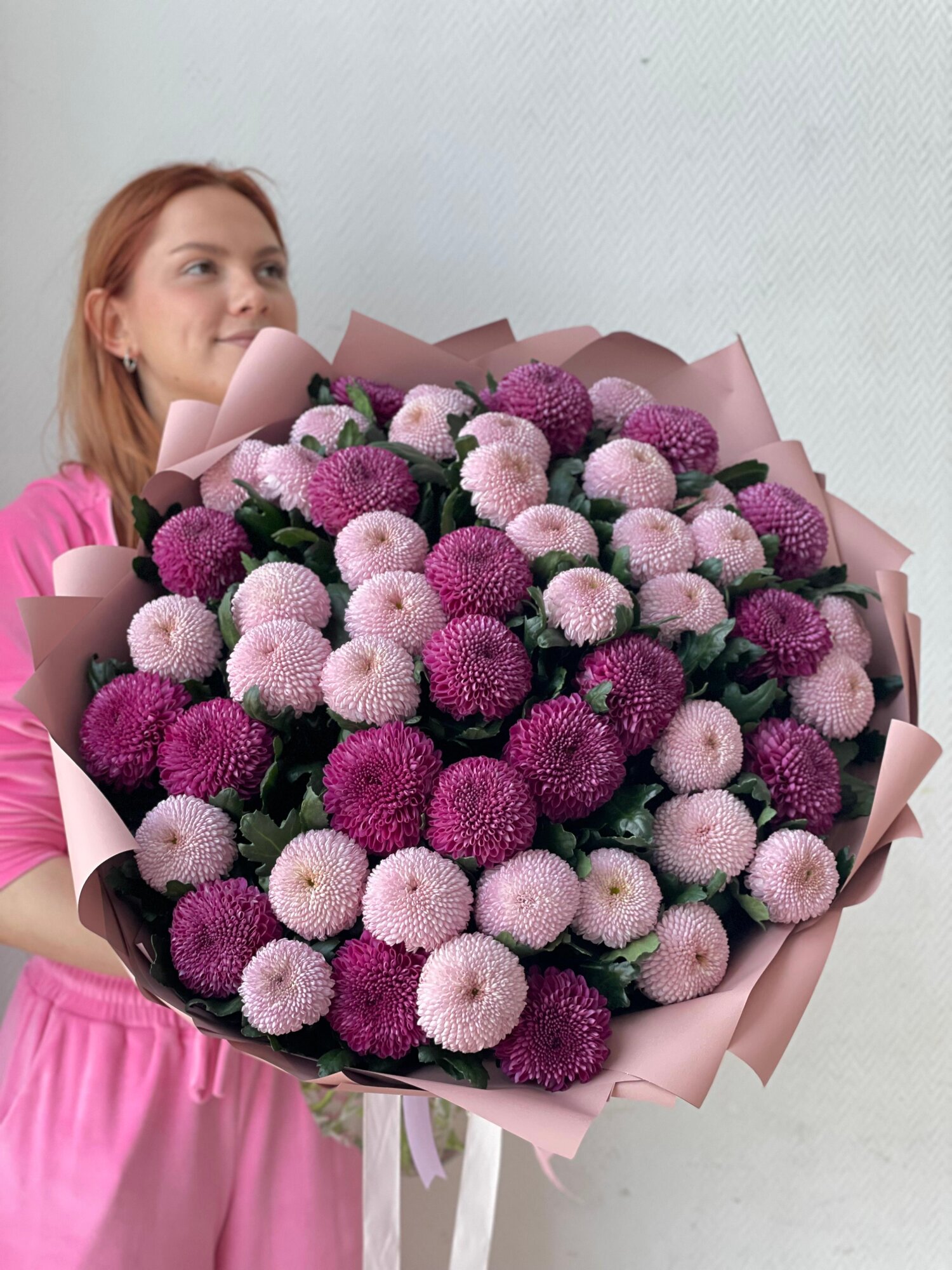Большой букет хризантем Момоко в пурпурной упаковке, букет гигант