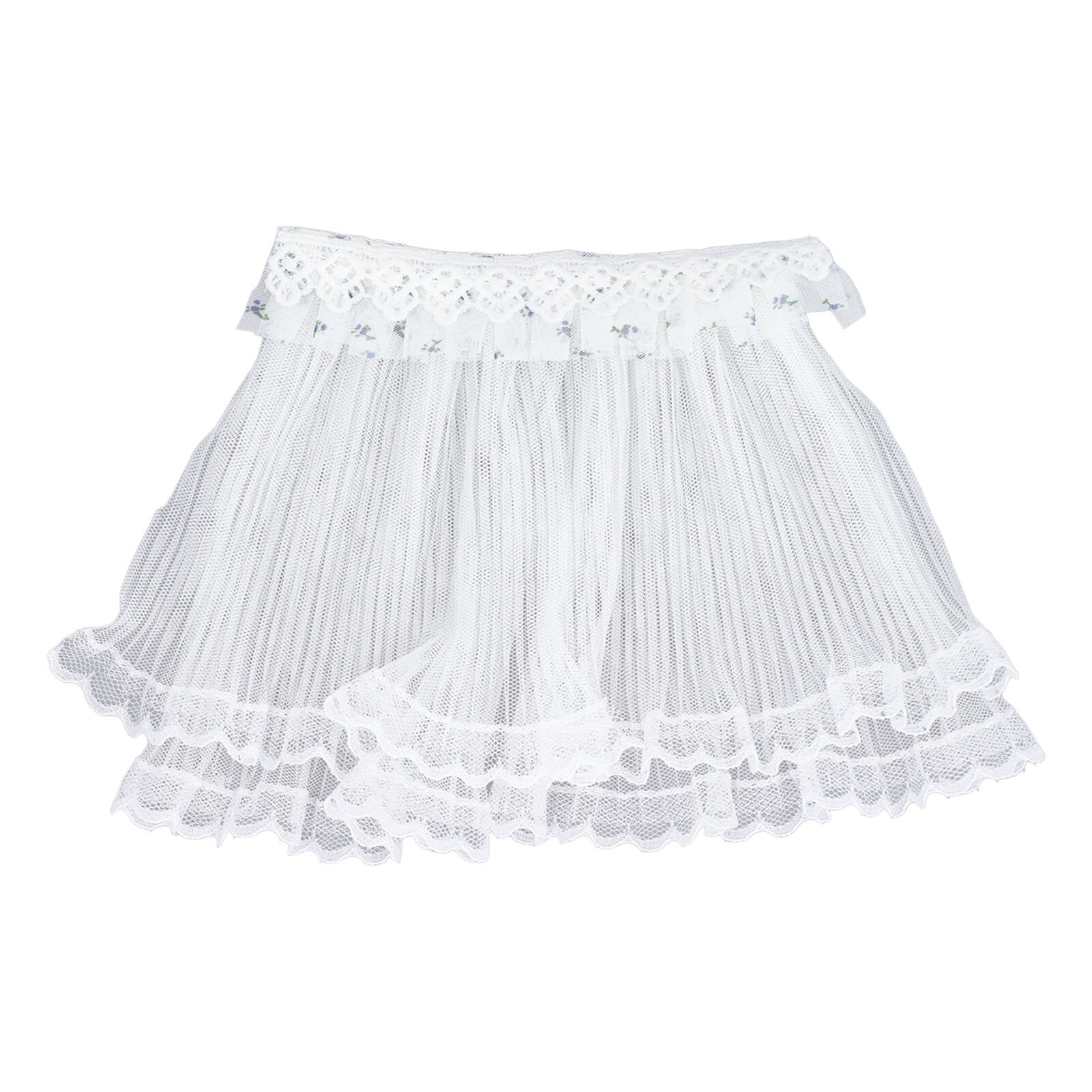 Многослойные кружевные занавески для кукольного домика в масштабе 1:12, подчеркивающие реалистичность сцены.