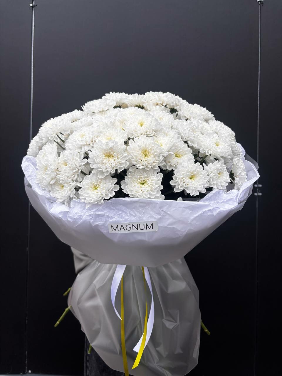 Букет из 15 белых хризантем в стильной упаковки от Story Flowers