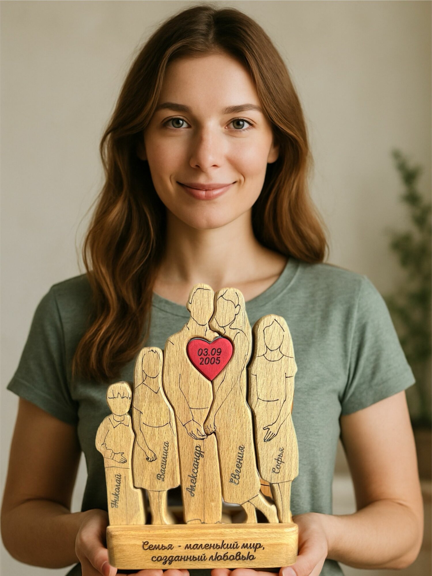 Подарок на деревянную свадьбу, годовщину, юбилей. Сувенир семья с двумя детьми с гравировкой имен и надписей